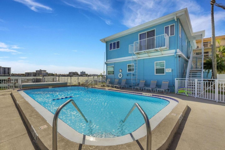Beach Condo With Heated Pool, Coral Resort A1 - Clearwater, FL