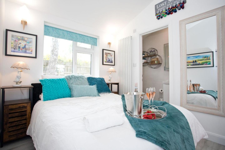 The Bearded Goat Den - A Rural Retreat At This Modern Holiday Cottage - Bournemouth
