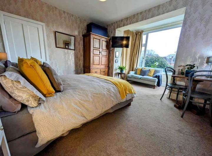 Super Sunny Studio With Own Terrace & Parking - Poole