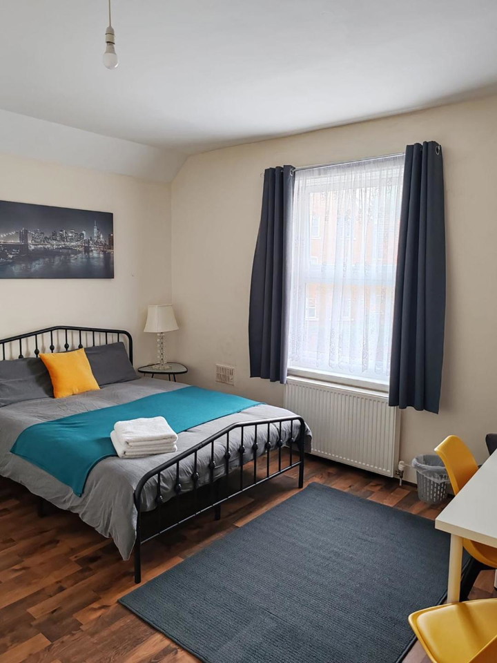 King En-suite Room Self-catering Workspace - Harrow