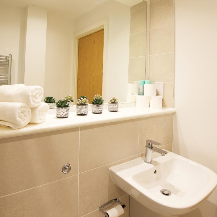 Cozy 1-bed Escape Close To Arndale, Spinningfields, Old Trafford, Etihad & Mediacityuk, Sleeps 4, Netflix, Gym, Nespresso, Balcony, Perfect For Work, Leisure Long & Short Stays! - Manchester