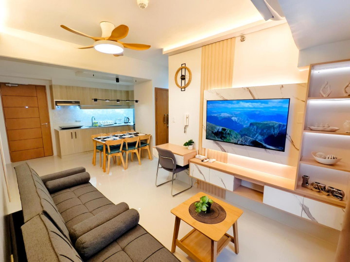 34b Taft East Gate 2 Bedroom Unit Pool, Gym, Balcony - Cebu