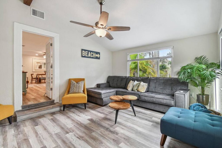 Family Friendly Beach Escape - Modern Retreat Near Beaches - Sleeps 6 - Fast Wifi - Indian Rocks Beach, FL
