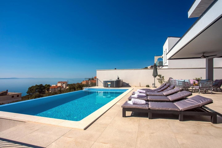 Villa Nano, 4 Bedrooms, Jacuzzi, Heated Pool, Sea Views, Pebble Beach 850m - Omiš