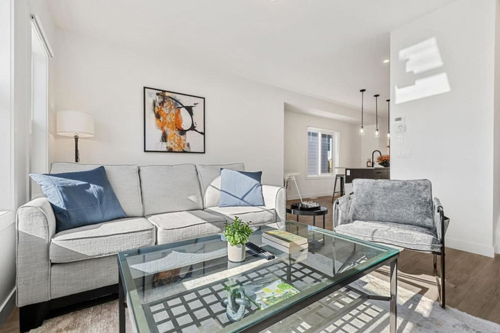 Springbank Hill 4br Designer Townhome Near Aspen Landing – King Bed, Garage, Balcony - Calgary