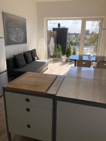 Studio B - Sunny City Business Apartment With Roof-top Terrace For 2-4 Guests - Düsseldorf