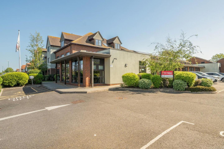 Marine Court First-floor Double Bedroom With Bathroom - Arundel