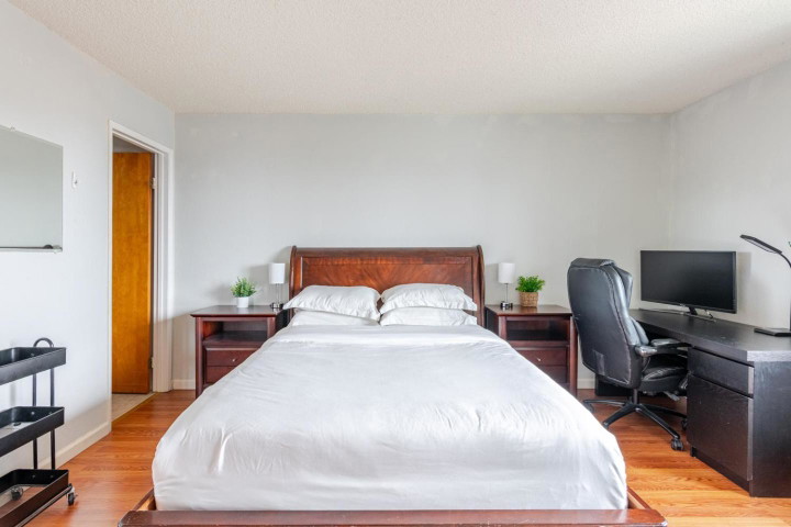 Cozy And Secure 3-bedroom, 2-bath Unit With 6 Beds And Beautiful Bay View - Oakland, CA