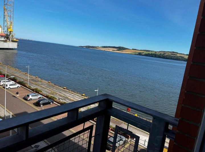River View Apartment - Central Dundee - Free Private Parking - Sky Sports - Lift Access - Superfast Wifi - Quiet Neighbourhood - 2 Bathrooms - Amazing Views - Balcony & Courtyard - Long Stays Welcome - Dundee