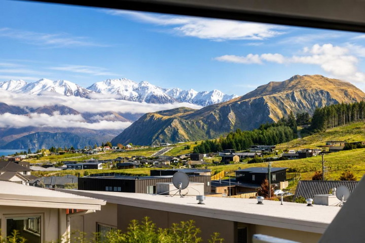 Alpine Vista With Mountain Views, Pool And Spa - South Island