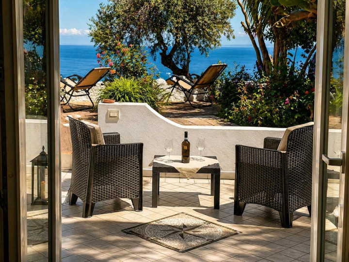 Barracuda Suite Sea View & Dinner Experience - Procida