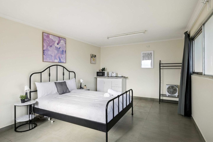 Peaceful Courtyard Double Room Near Transit With Shared Bathroom And Kitchen - Burwood