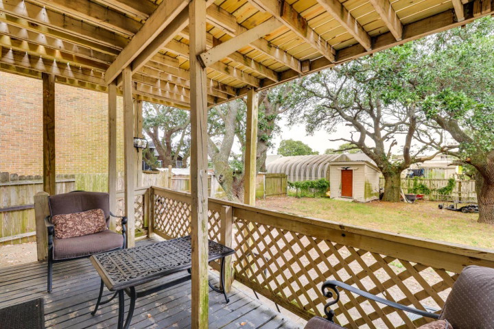 Stroll To Shore: Quaint Condo W/ Deck In Norfolk - Norfolk, VA