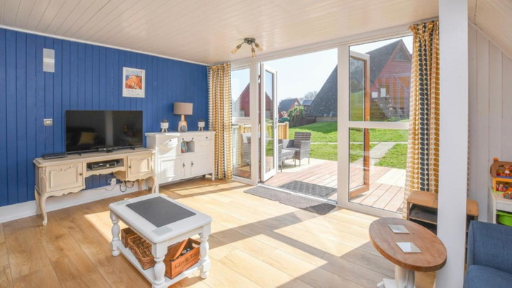 Foxes Sea Side Retreat Deluxe Chalet Is A Lovely Holiday Home Tucked Away On The Kent Coast - Deal
