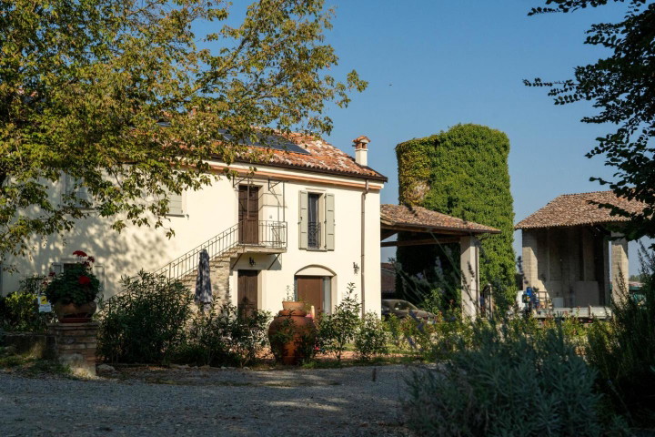 Guesthost - Lisignano Cozy Apartment With Parking - Province of Piacenza