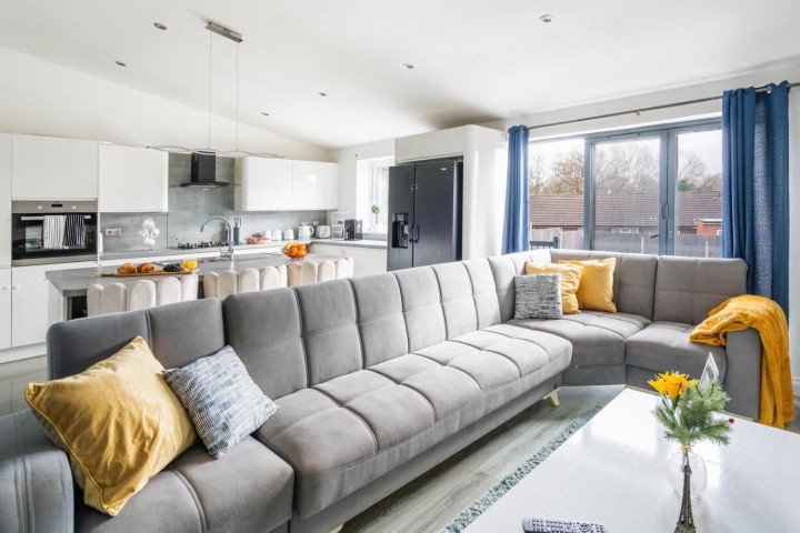 Spacious 4-bedroom With Free Parking Spaces For Contractors And Business Travellers - Hemel Hempstead