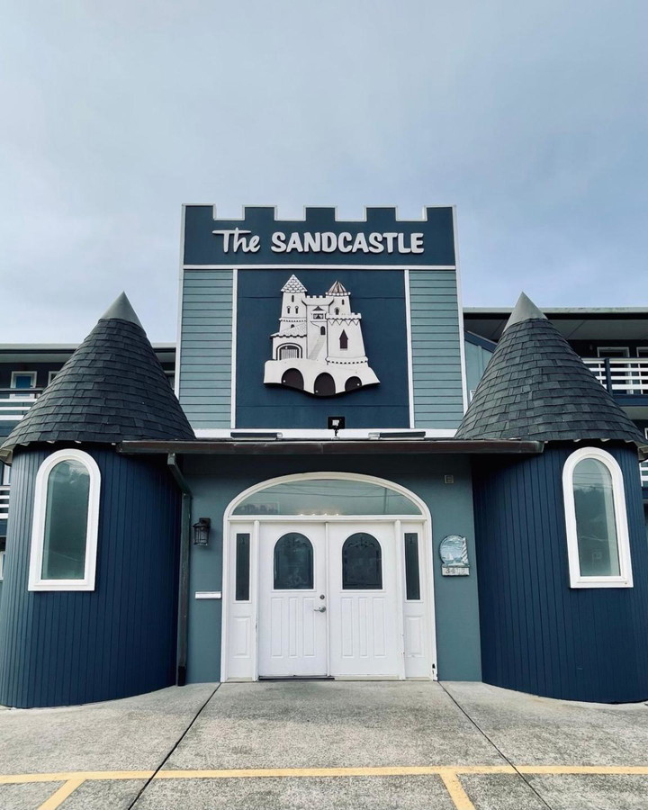 The Sandcastle Beachfront Hotel - 