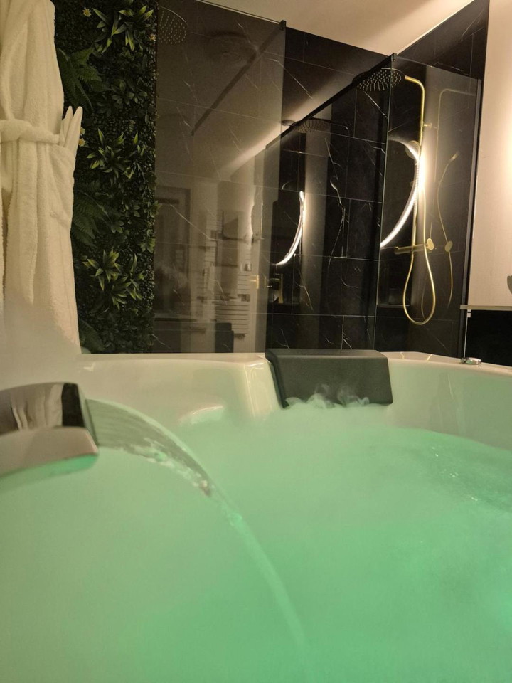 Love Room, Balnéo, Lit King-size, Douche Xxl Etc - Rochefort, France