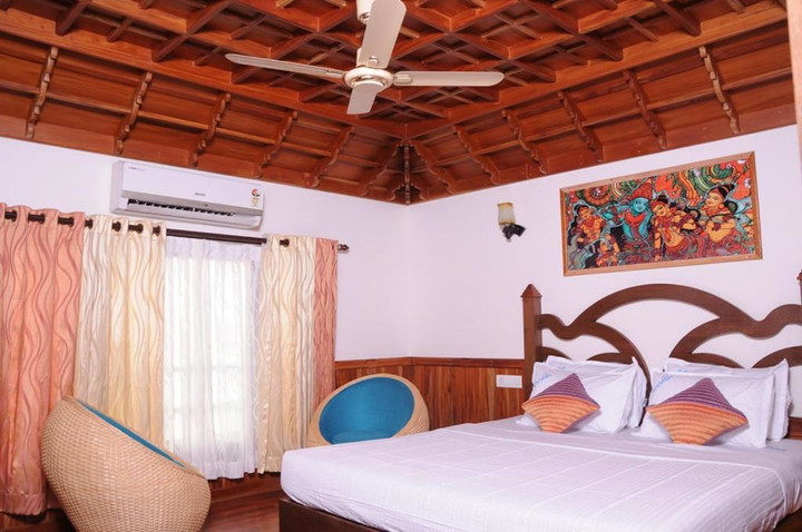 Kumarakom Houseboat Holidays - Kumarakom