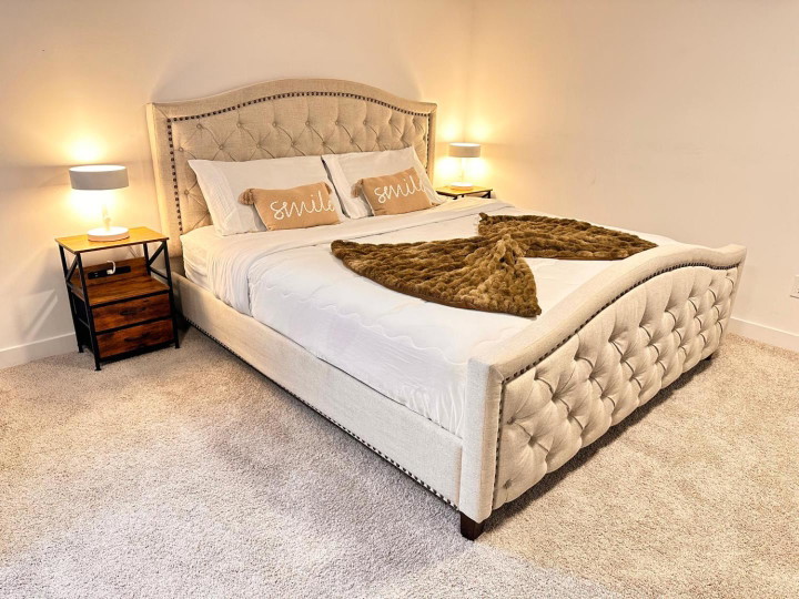 Cozy And Spacious Suite In A Pet And Smoke Free Home - Self Checkin Anytime - Private Ensuit Bath - King Bed - Ultra Fast Wifi - Free Parking - Smart Tv - Ottawa