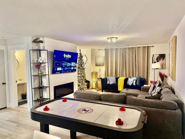 Platinum Homes , Stylish 3br Home,4 Min To Yqm Airport, Sleeps 10 Free Parking - Nouveau-Brunswick