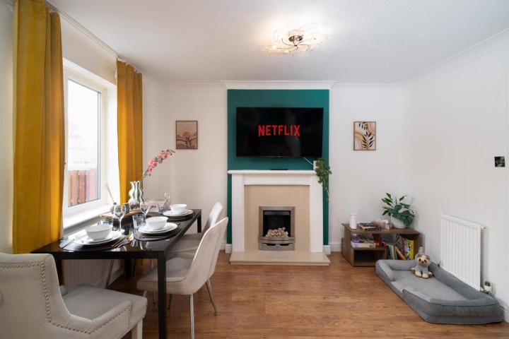Modern 3-bed Detached House With A Double Driveway, Free Wi-fi, Garden With Playground And Bbq - Leeds