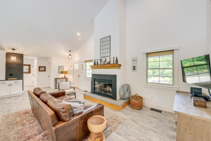 Distinctive Hamptons Home W/ Pool Near Bay, Ocean - Hampton Bays, NY