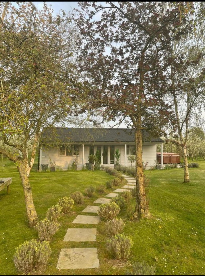 Orchard Retreat - Rural Cabin - Private Hot Tub! - Gloucestershire