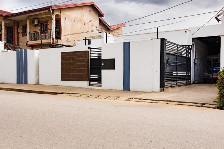 Villa Blanche De 3 Chambres - Modulable En Appartement De 2 Chambres - Douala