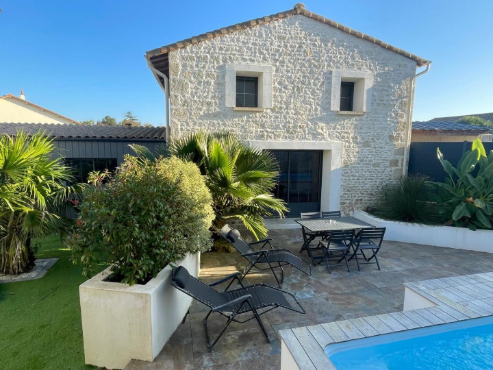 Jolie Maison En Pierres Avec Piscine Et Parking - Niort