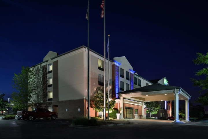 Holiday Inn Express Hotel & Suites Milwaukee-new Berlin By Ihg - Wauwatosa, WI