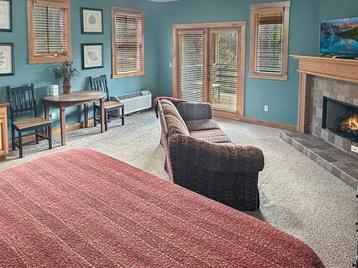 Fireplace Suite 14 At The Nantahala Village - Bryson City, NC