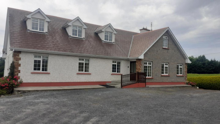 Spacious 6-bed House 10 Minutes From Knock Airport - Ireland
