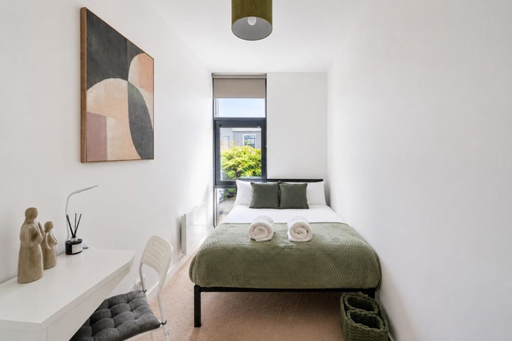 2-bedroom Staines Apartment Near Heathrow Airport With Free Parking - Staines-upon-Thames