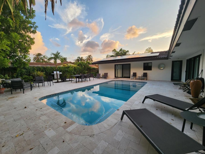 Lighthouse Guest Suites - Coconut Creek, FL