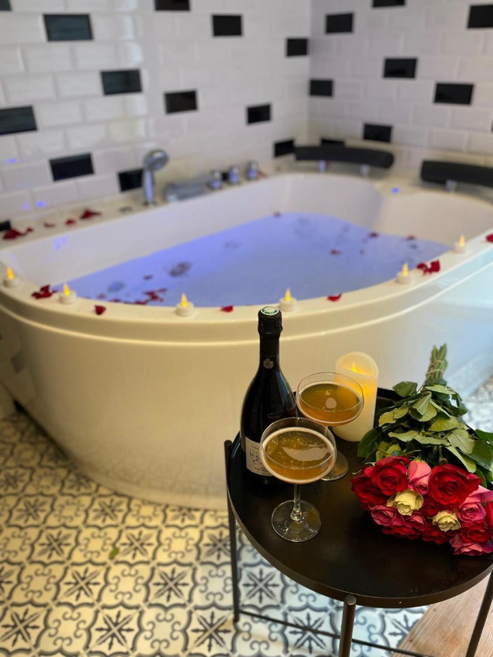 Nuit Magique Love Room Avec Jacuzzi Privé Nantes - Gare de Nantes