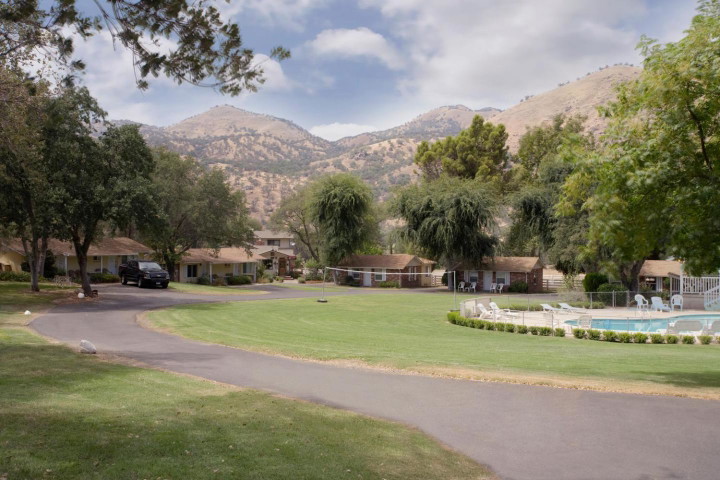 Lazy J Ranch Motel - Three Rivers, CA