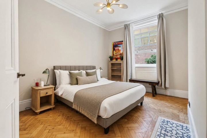 Holland Park 5-bedroom Apartment, 3 Bathrooms & Private Sauna - Sleeps 10 - London, UK
