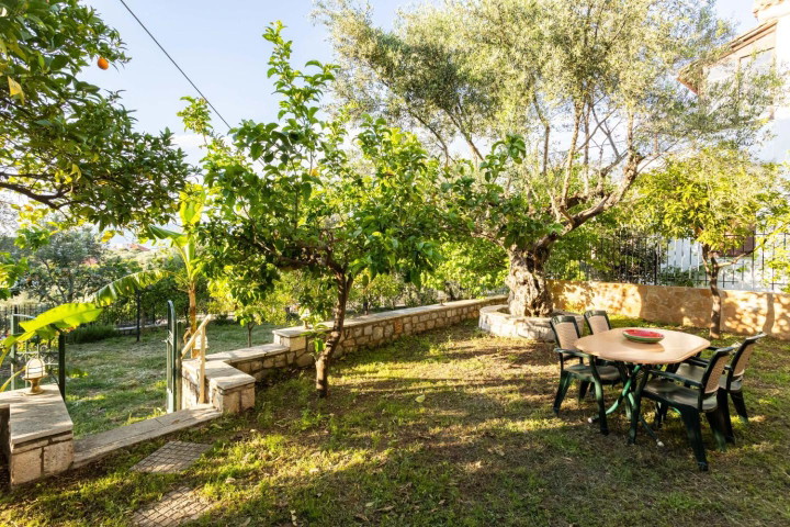 Avia's Seaside Hideaway With Lush Garden - Griechenland