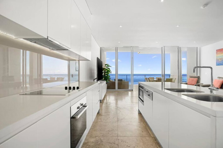 Beachside Luxury Penthouse With Breathtaking Views And Private Rooftop Terrace - The Entrance
