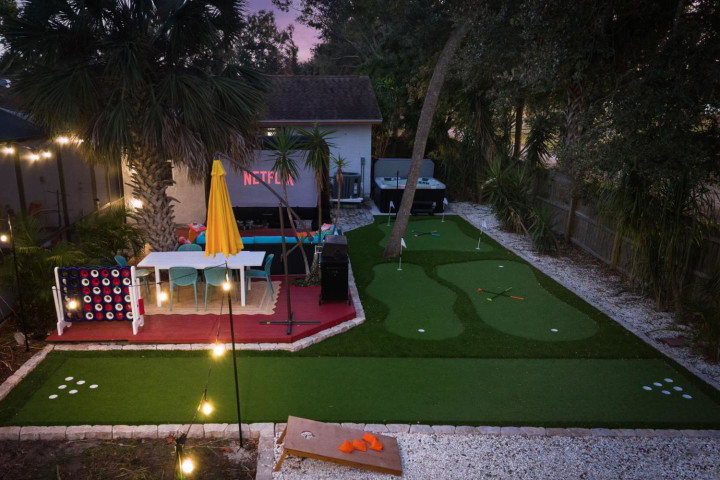 Outdoor Theatre Pool Putt Putt Hot Tub - Clearwater, FL
