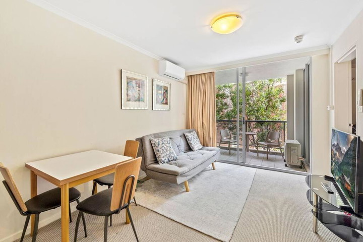Chippendale Apartment With Pool, Gym And Balcony Self Catering - Surry Hills