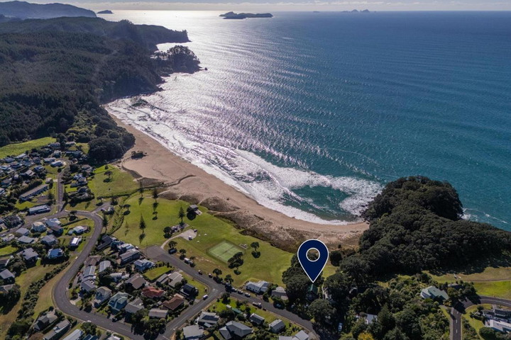 The Beachfront Bach - Whangamatā