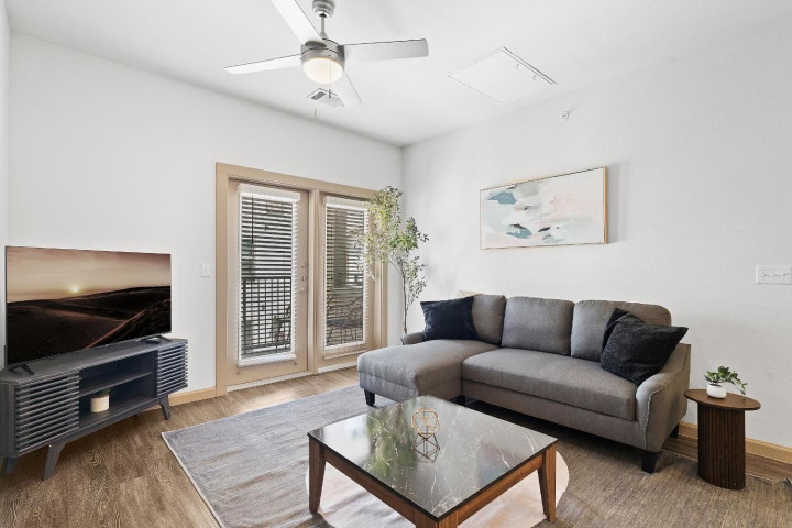 Luxe 3b/2b Getaway - Pool, Gym, Parking, Pet Wash - Leander, TX
