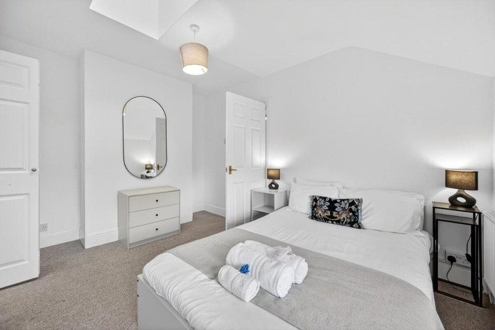 2br Ensuite Stay With Parking - Cozy & Central - Barry