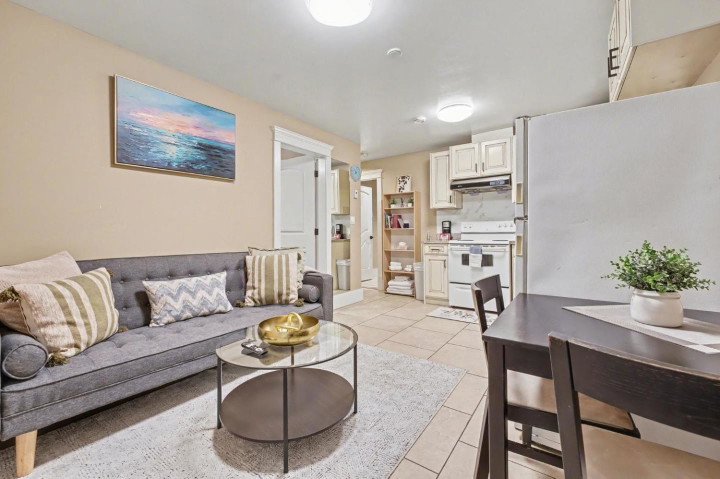 Cozy 1 Bedroom Suite - West Vancouver