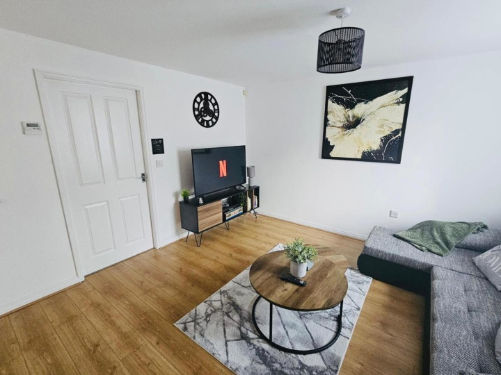 Stylish 3 Bed Home With Garden & Free Parking - Salford