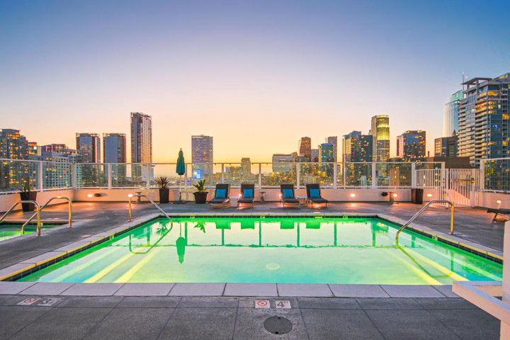 Downtown Escape - 2br W Skyline Views & Hot Tub - Downey, CA