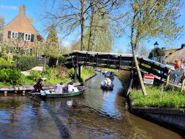 B&b Villa Giethoorn - Canalview, Privacy & Parking - Giethoorn