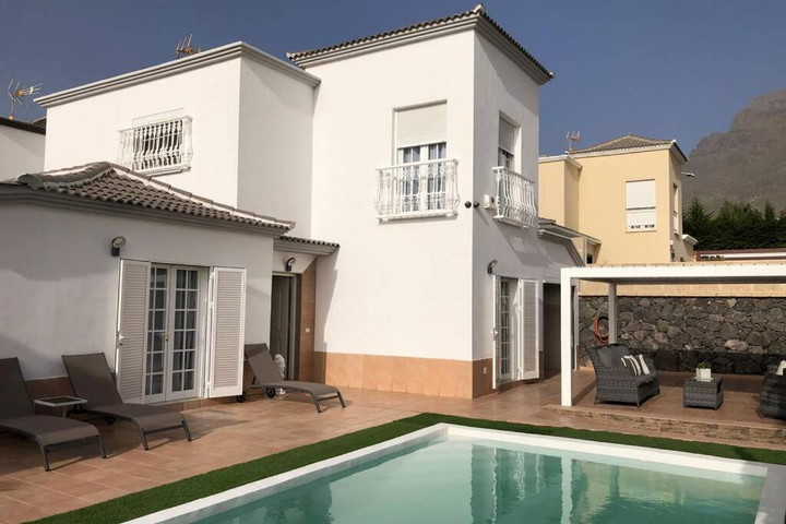 Villa Vanesa Luxury Private Villa With A Heated Pool, 4 Bedrooms And 4 Bathrooms - Adeje